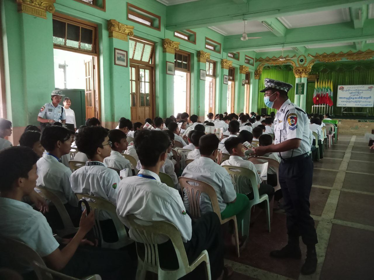 ပုဇွန်တောင်မြို့နယ်တွင် အမှတ် ၃၂ ယာဉ်ထိန်းရဲတပ်ဖွဲ့စုမှ ယာဉ်စည်းကမ်း