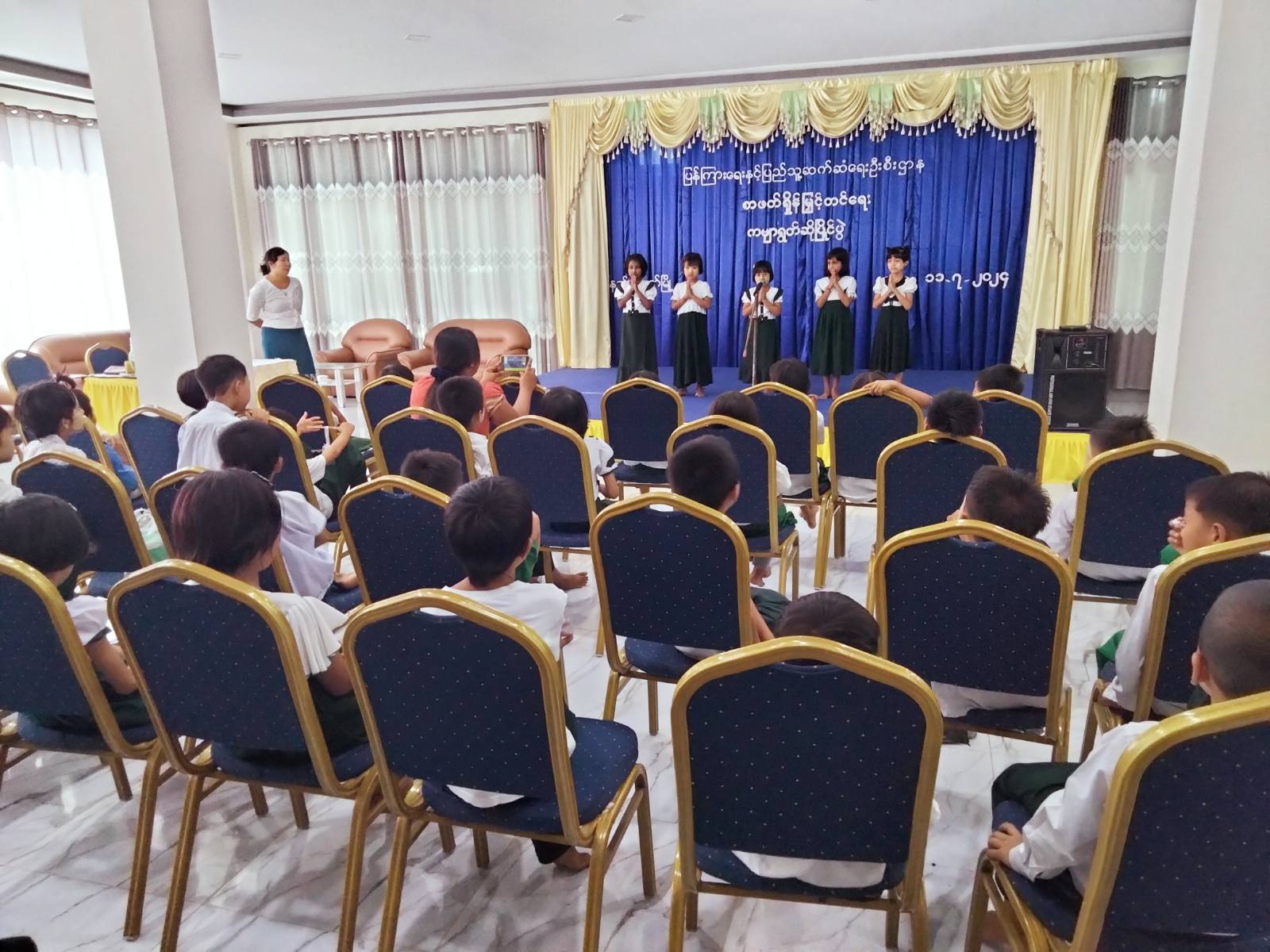 နတ်မောက်မြို့ လူထုအခြေပြဗဟိုဌာန Community Centre ခန်းမ၌ ကဗျာရွတ်ဆိုပ