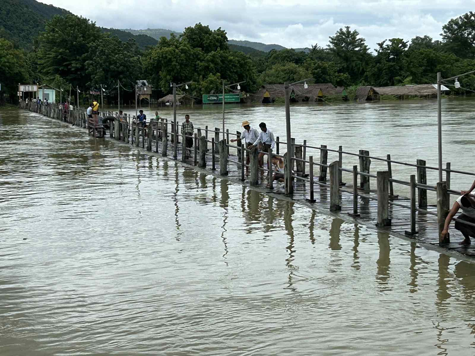 ဇေယျာသီရိမြို့နယ်၌ ယမန်နေ့ညပိုင်းက မိုးသည်းထန်စွာရွာသွန်းမှုကြောင့် ပေါင်းလောင်းမြစ်ရေ မြင့်တက