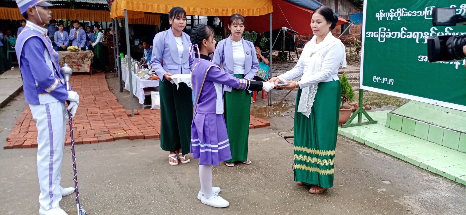 မှော်ဘီမြို့နယ် အခြေခံပညာအထက်တန်းကျောင်း သန္ဓေပင် ၌ ဘင်ခရာနှင့် ပန်းပ