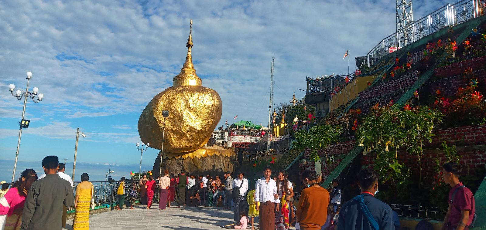ဆံတော်ရှင်ကျိုက်ထီးရိုးစေတီတော်မြတ်ကြီး၏ ဗုဒ္ဓပူဇနိယပွဲတော်အား သီတင်းက