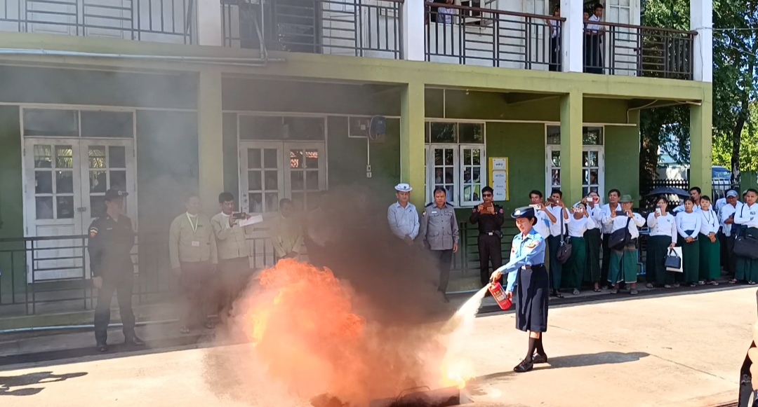 တိုက်ကြီးမြို့နယ်၌ ကျောင်းများမီးဘေးလုံခြုံရေးအသိပညာပေးဟောပြောသရုပ်ပြပ