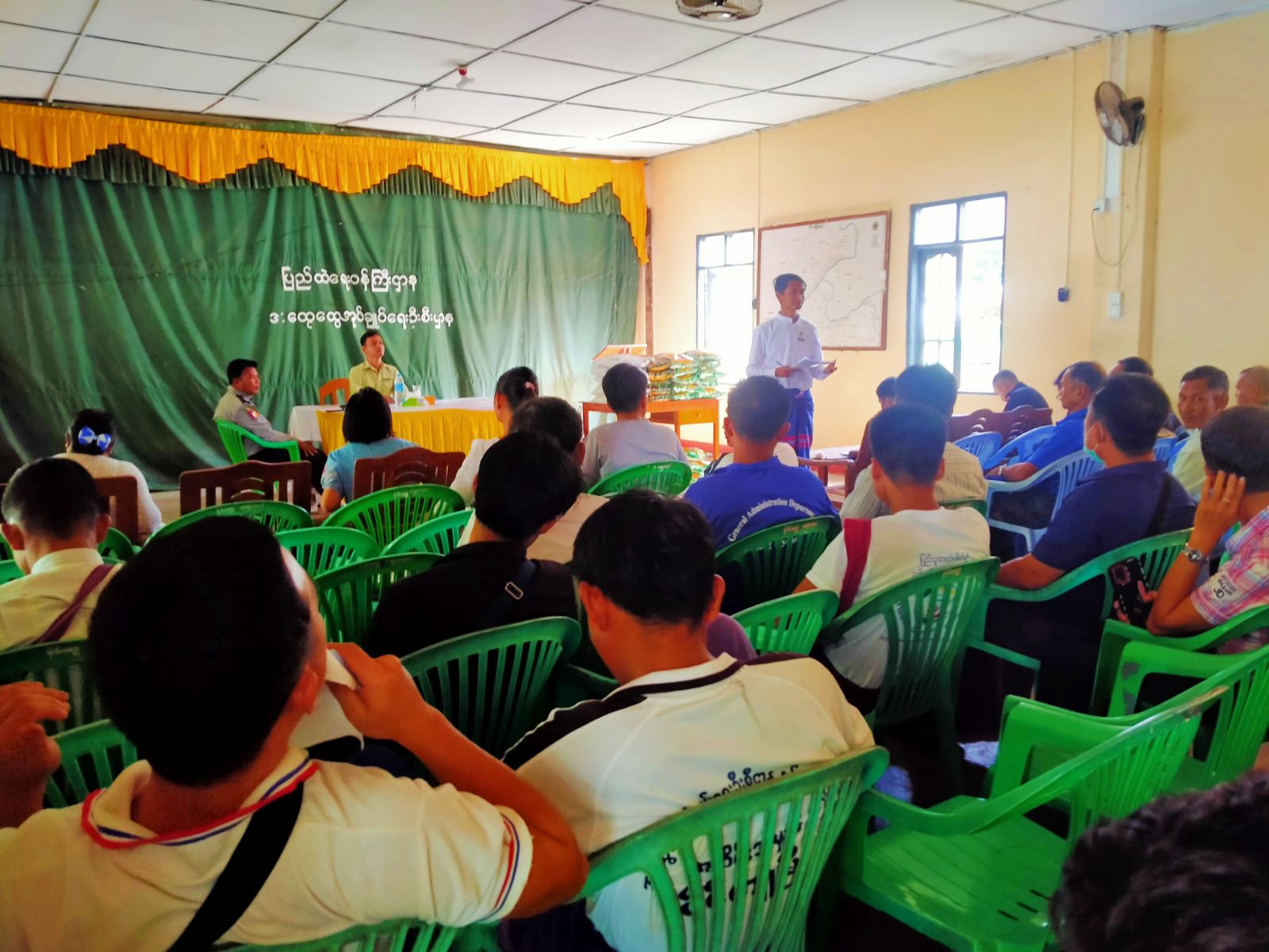 ပိုင်ကျုံမြို့၌ ဆောင်းနေကြာစိုက်ပျိုးမည့် တောင်သူများအား နေကြာမျိုးစေ့မ