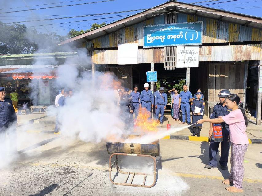 ချောင်းဆုံမြို့နယ် မြို့မအမှတ် ၂ ဈေးတွင် မီးဘေးအန္တရာယ်ကြိုတင်ကာကွယ်ရေး သရုပ်ပြဇာတ်တိုက်လေ့ကျင့