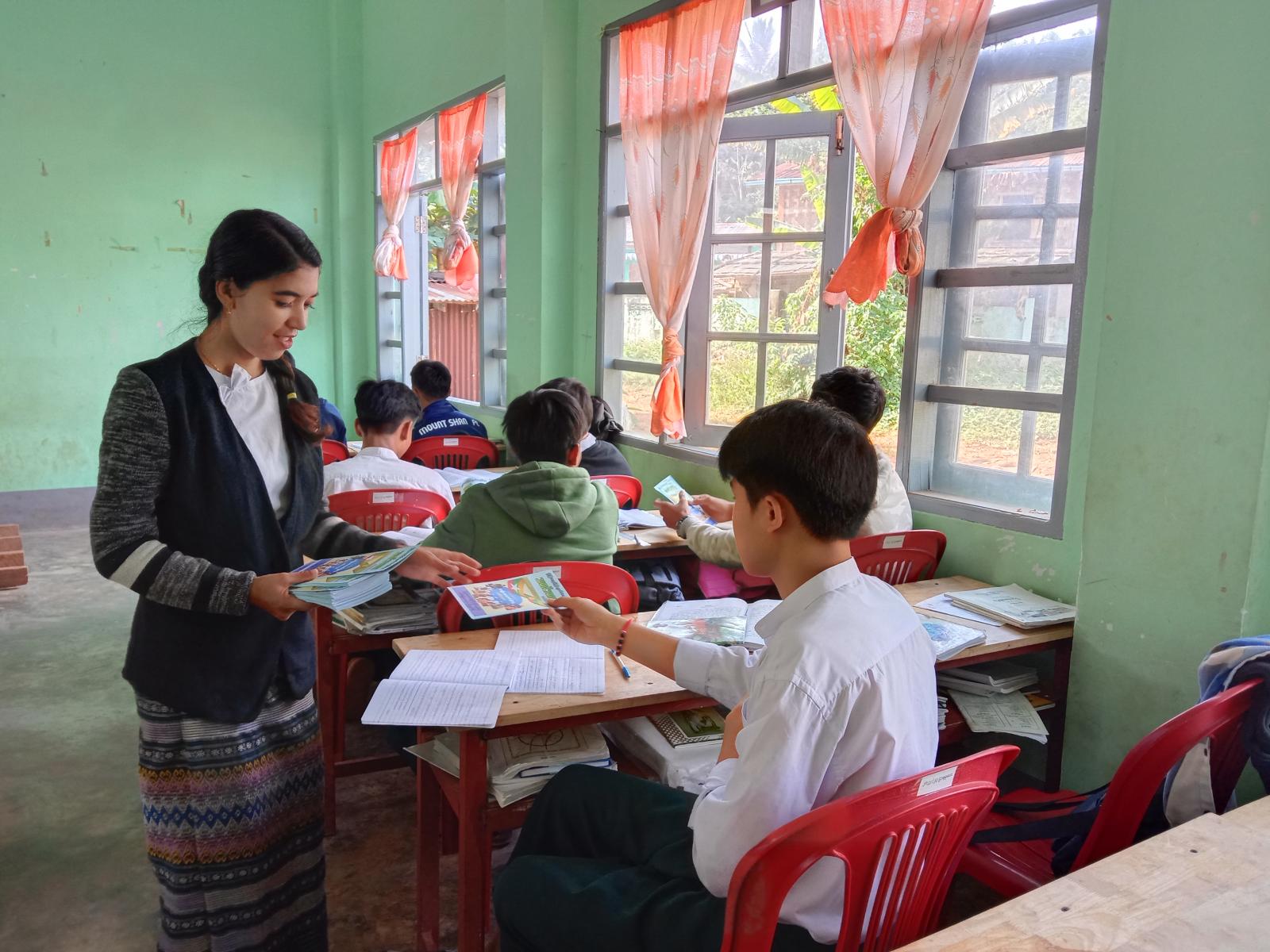 ကွန်ဟိန်းမြို့၌ ၁၀၄ နှစ်မြောက် အမျိုးသားအောင်ပွဲနေ့ အထိမ်းအမှတ် သတင်းစကား လက်ကမ်းစာစောင်များ ဖ