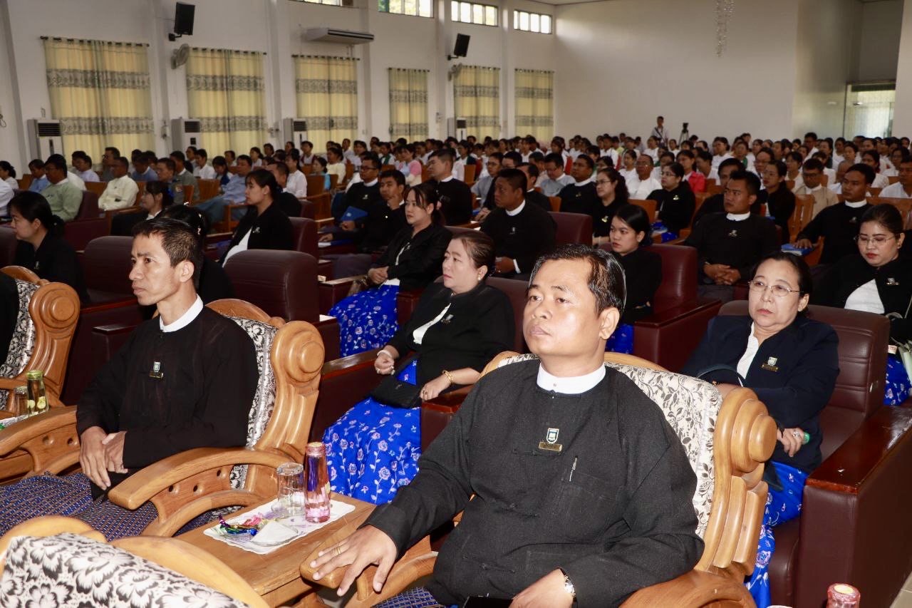 ဥပဒေပညာပြန့်ပွားရေး ဆရာဖြစ်သင်တန်း အမှတ်စဉ် ၁ သင်တန်းအား တိုင်းဒေသကြီးဝန်ကြီးချုပ် ဦးမျိုးဆွေဝင