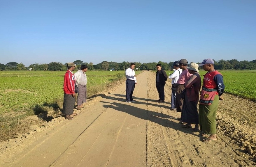 မအူပင်မြို့နယ်၊ ရွာသစ်စုကျေးရွာ၌ ကျေးလက်ကုန်ထုတ်လမ်းဖောက်လုပ်နေမှုအား က