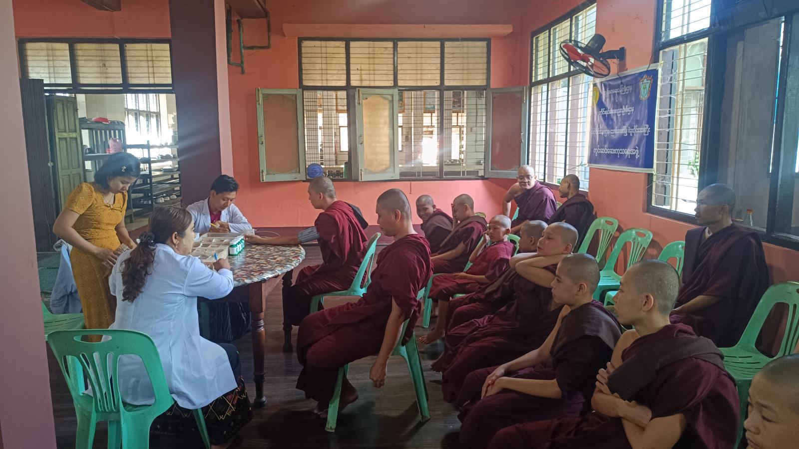 ညောင်လေးပင်မြို့၌ တိုင်းရင်းဆေးပညာဦးစီးဌာနမှ ဘုန်းတော်ကြီးကျောင်းများရ