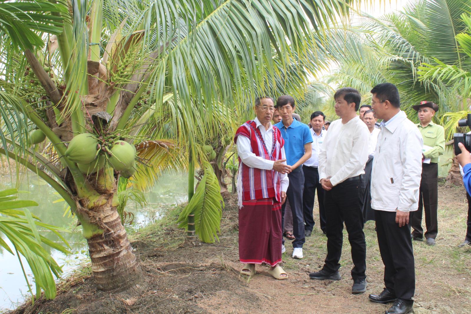 နိုင်ငံတော်ကောင်စီအဖွဲ့ဝင် ဖဒိုမန်းငြိမ်းမောင်နှင့် ဧရာဝတီတိုင်းဒေသကြီး