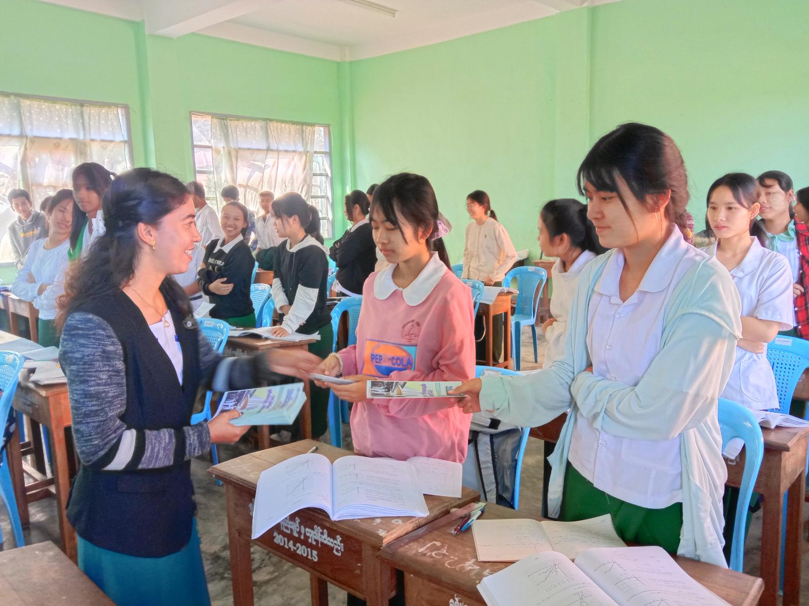 ကွန်ဟိန်းမြို့၌ ၇၇ နှစ်မြောက် လွတ်လပ်ရေးနေ့ အထိမ်းအမှတ် သတင်းစကားလက်ကမ်းစာစောင် ဖြန့်ဝေ