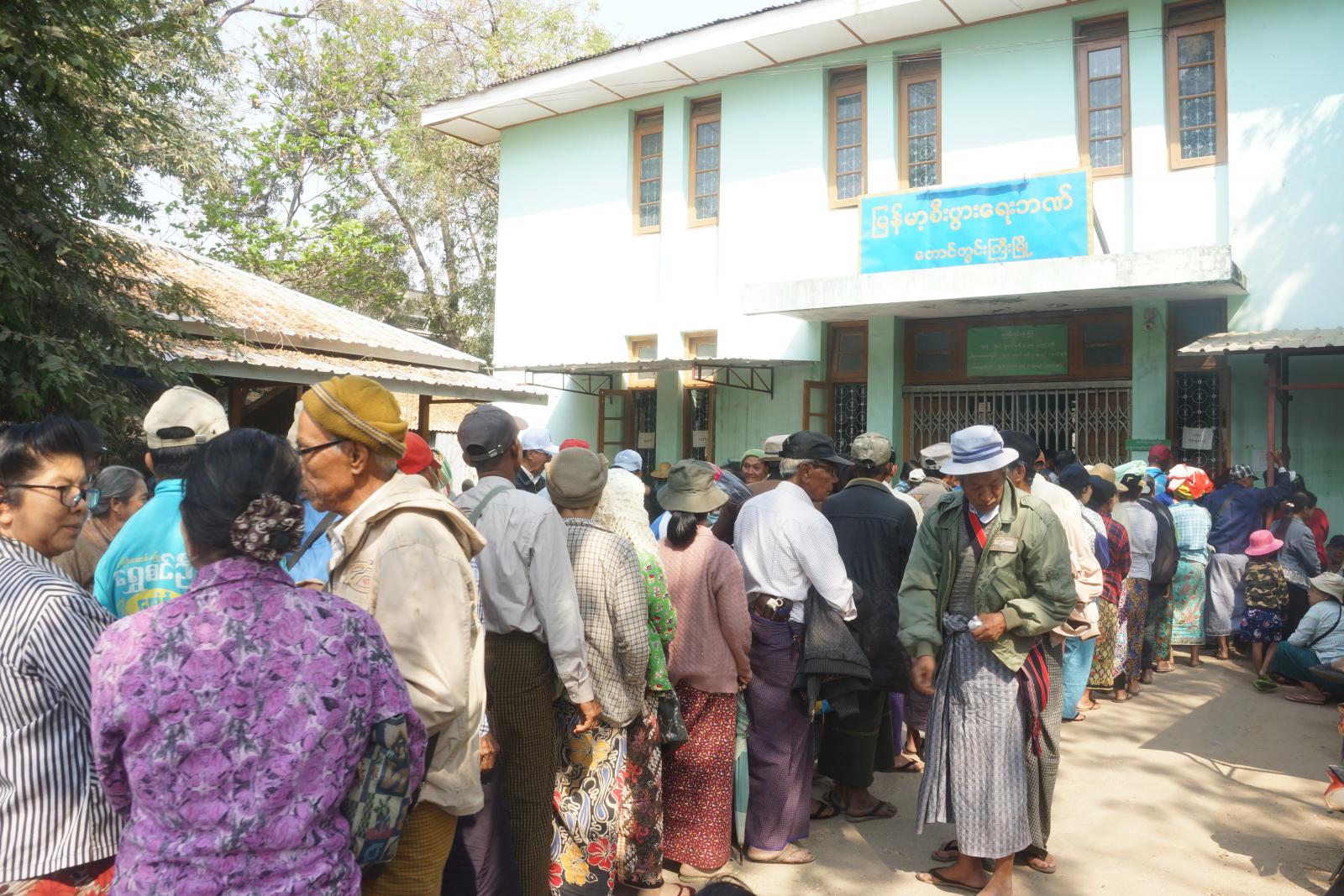 တောင်တွင်းကြီးမြို့နယ် မြန်မာ့စီးပွားရေးဘဏ်တွင် ဖေဖော်ဝါရီလအတွက် အငြိမ်းစားပင်စင် လစာငွေများ စတင