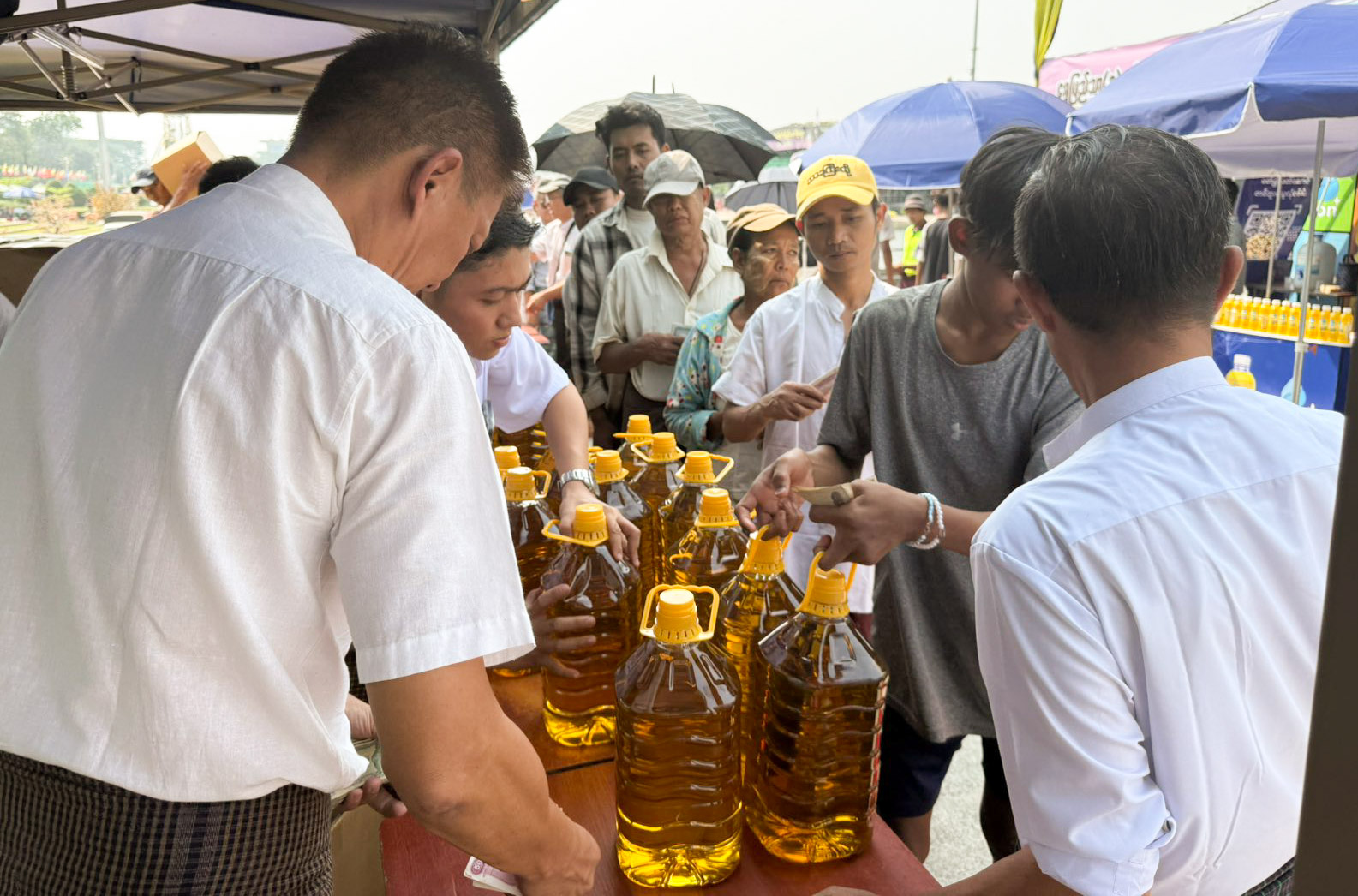 ၇၈ နှစ်မြောက် ပြည်ထာင်စုနေ့အထိမ်းအမှတ် Msme ဈေးရောင်းပွဲတော်တွင် စားသုံးဆီများကို သက်သာသောနှုန