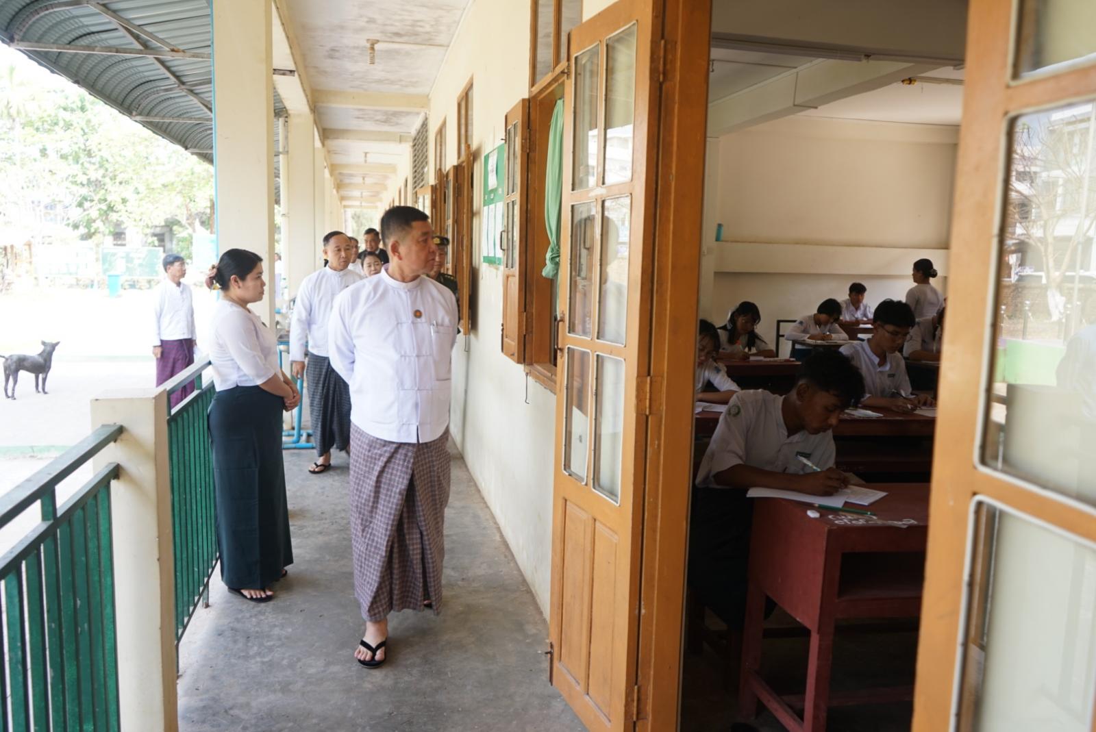 မွန်ပြည်နယ်ဝန်ကြီးချုပ် ဦးအောင်ကြည်သိန်း မော်လမြိုင်မြို့နယ်၌ တက္ကသိုလ်ဝင်စာမေးပွဲ ဒုတိယနေ့ အင