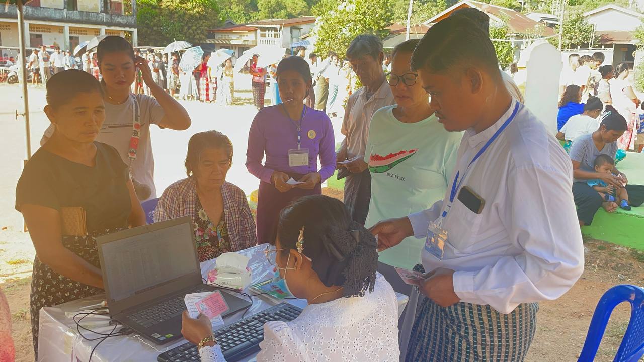 ကော့သောင်းမြို့နယ်၌ မဲဆန္ဒရှင်ပြည်သူများ လွတ်လပ်စွာ ဆန္ဒမဲပေး ...