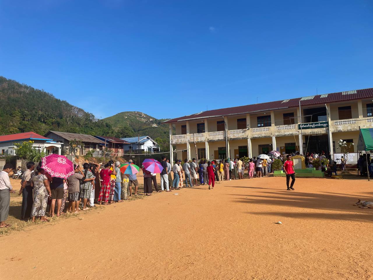 ကော့သောင်းမြို့နယ်၌ မဲဆန္ဒရှင်ပြည်သူများ လွတ်လပ်စွာ ဆန္ဒမဲပေး ...