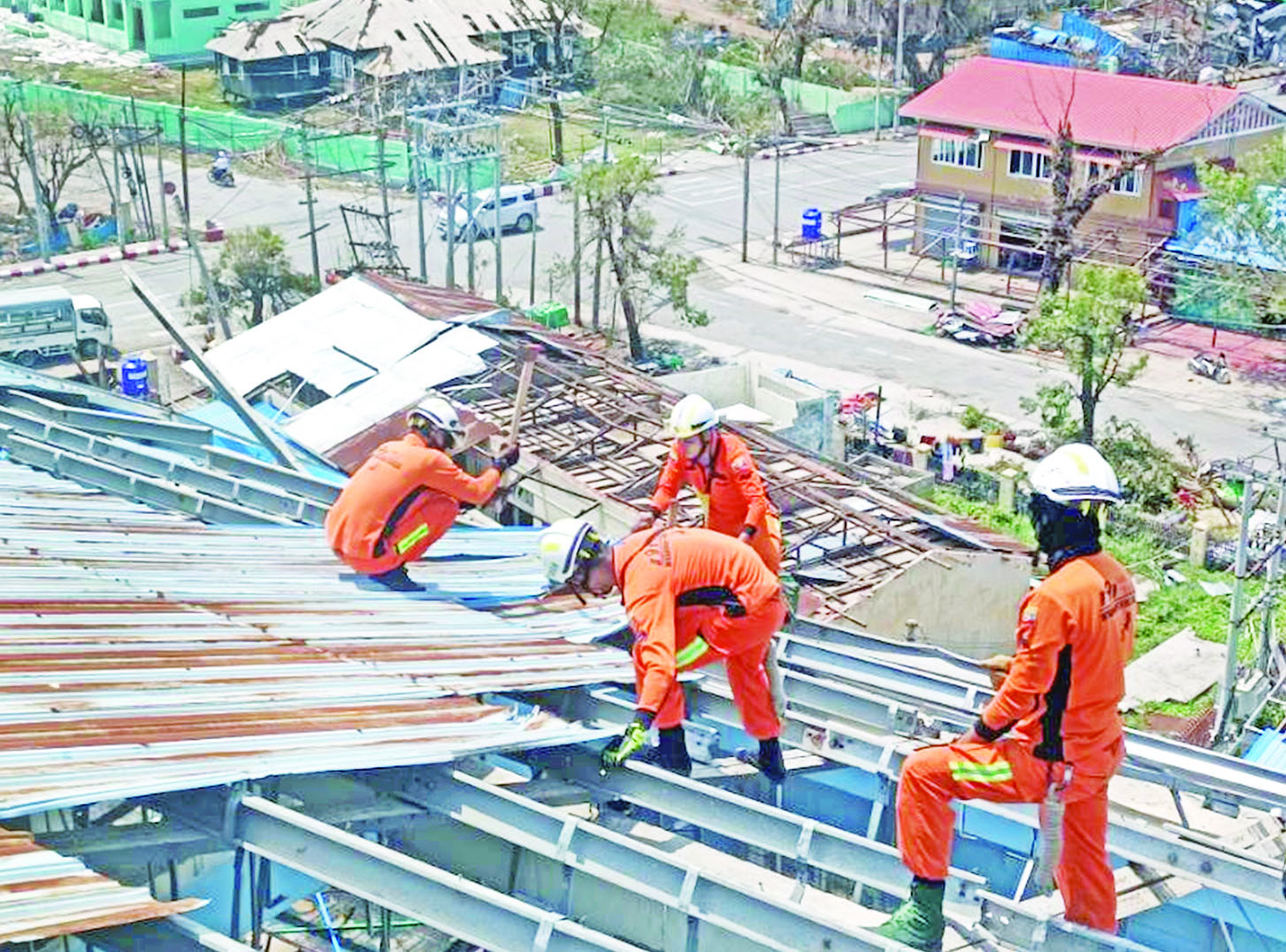 ရှာဖွေကယ်ဆယ်ရေးအဖွဲ့ဝင်များ ရခိုင်ပြည်နယ်သို့ ရောက်ရှိ၍ ကူညီကယ်ဆယ ...