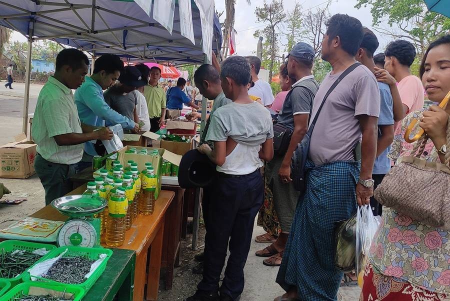 စစ်တွေမြို့ရှိ မုန်တိုင်းဒဏ်သင့်ပြည်သူများအား ဆန်၊ ဆီ၊ ဆား၊ ကြက်ဥ၊ ဟင