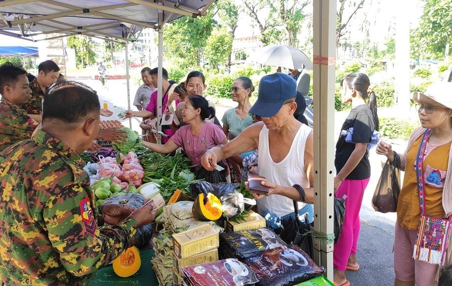 ရခိုင်ပြည်နယ်၊ စစ်တွေမြို့ရှိ မုန်တိုင်းဒဏ်သင့်ပြည်သူများအား ဆန်၊ ဆီ