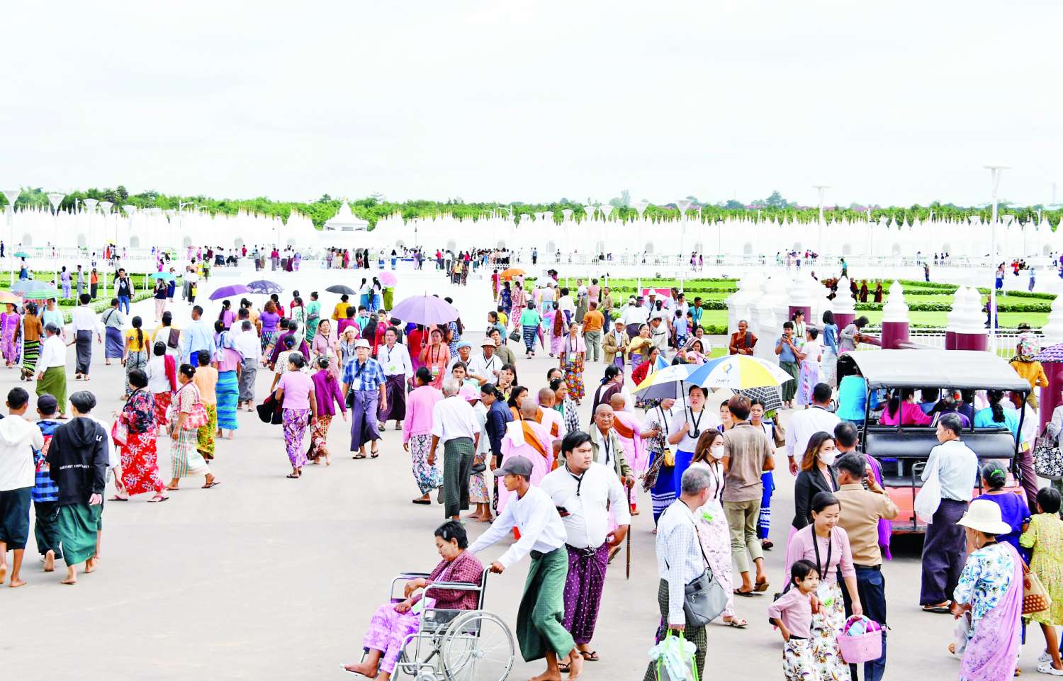မာရဝိဇယ ဗုဒ္ဓရုပ်ပွားတော်မြတ်ကြီးအား လာရောက်ဖူးမြော်ကြသည့် ရဟန်းရှင်လူ