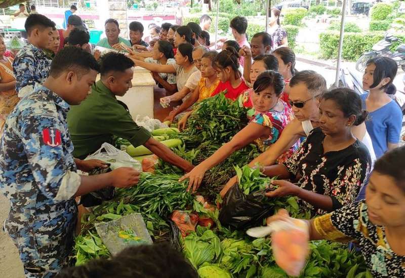 ရခိုင်ပြည်နယ် စစ်တွေမြို့ ရှိ မုန်တိုင်းဒဏ်သင့်ပြည်သူများအား ဆန်၊ ဆီ၊ ဆား၊ ကြက်ဥ၊ ဟင်းသီးဟင်းရွက