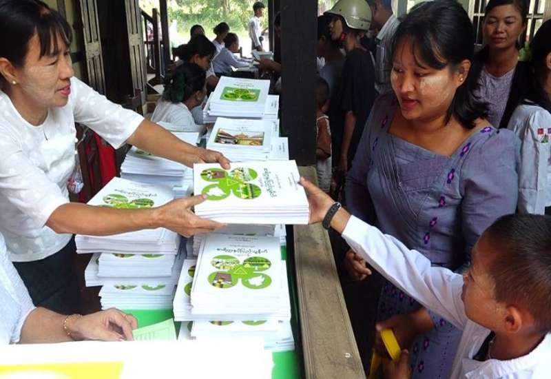 နေပြည်တော်လမ်းလျှောက်သင်္ကြန် သင်္ကြန်အတက်နေ့တွင် လာရောက်လည်ပတ်ကြသူများဖြင့် ကြက်ပျံမကျစည်ကား